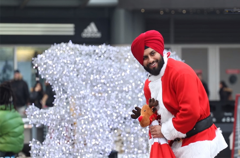 Video: ‘Santa Singh’ spreads joy on streets of Canada | D5 Channel English
