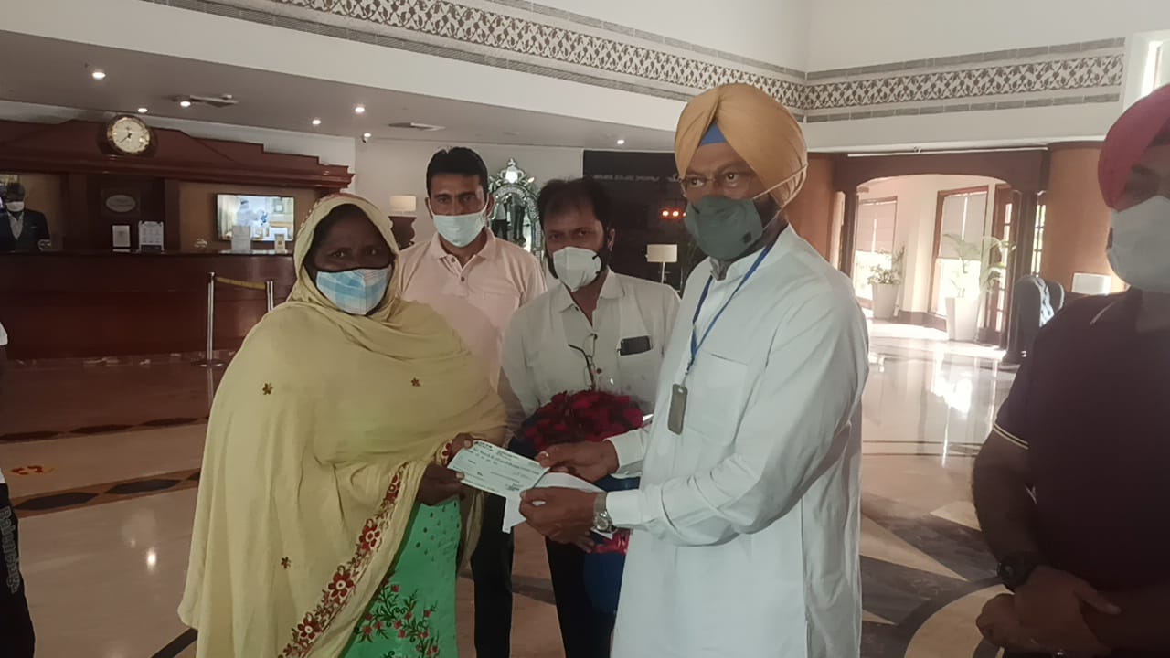 Punjab Government presents a cheque of Rs 5 lakh to first Punjabi boxer ...